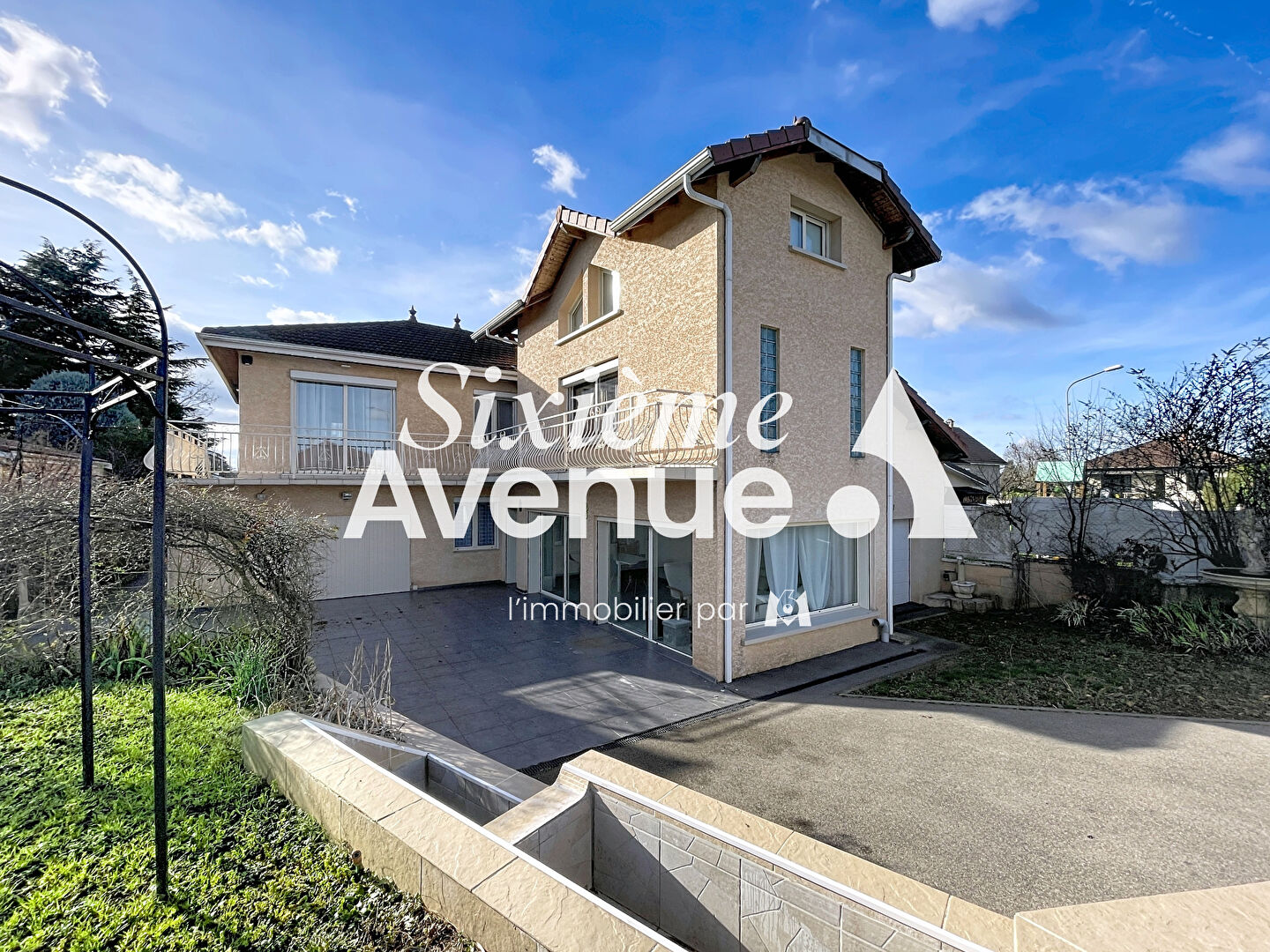 Maison Corbas 8 pièces 194 m² avec 2 espaces de vie indépendants sur un ...